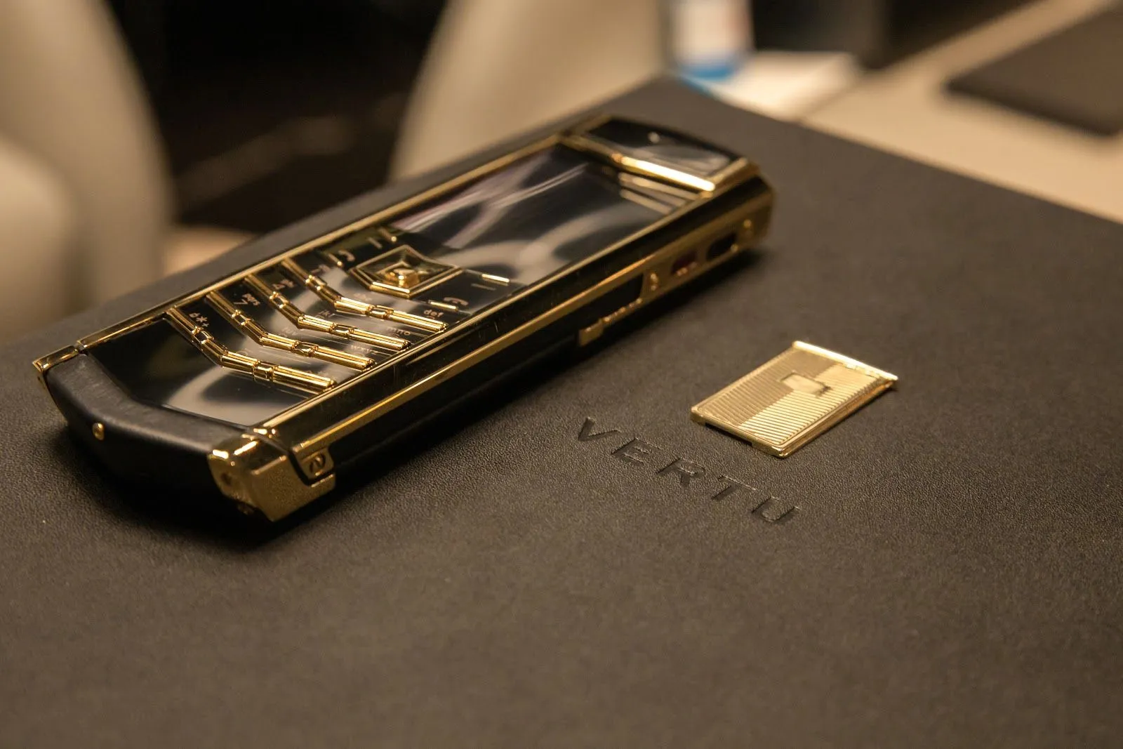 Điện Thoại Vertu Signature V Pure Black Full Gold Có Tốt Không? Mua Ở ...