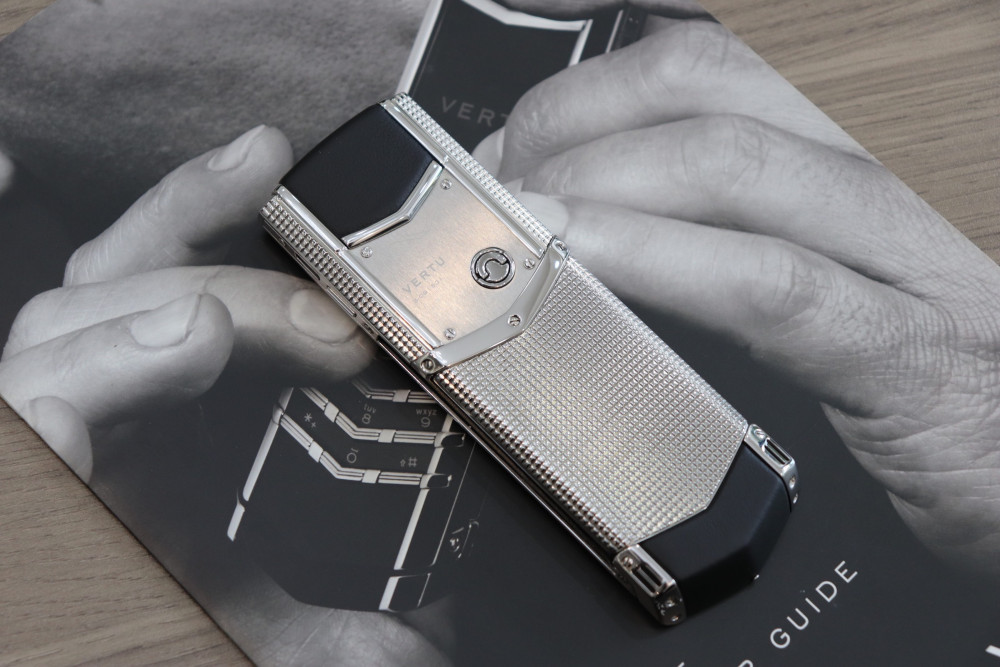 Điện Thoại Vertu Signature V Pure Silver Clous De Paris Mua Ở Đâu? Giá ...